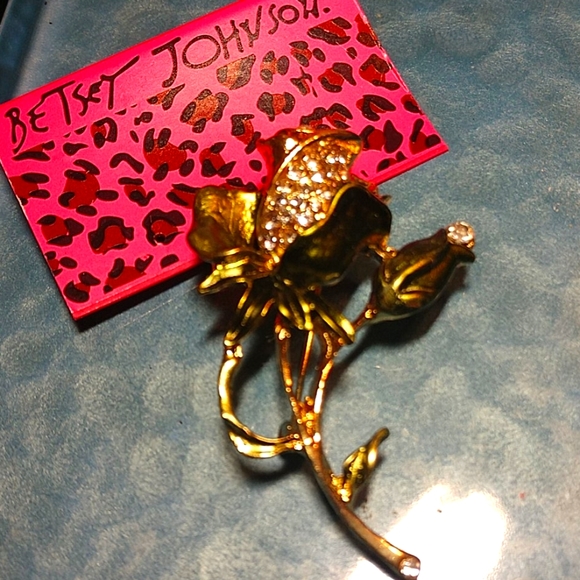 Betsey Johnson | Jewelry | Betsey Johnson Black Rose Broochkiss Of ...